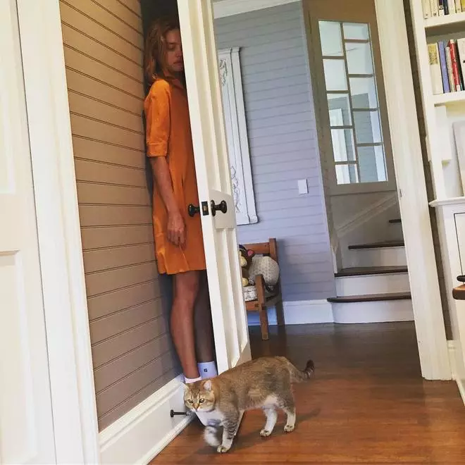 Natalia Vodyanova juega con un gato en una piel y busca 37238_3