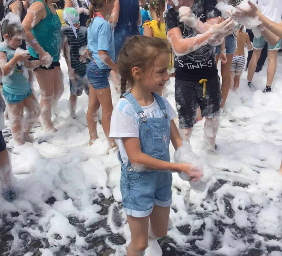 Irina Slutskaya com crianças em um parque de corda 37272_4