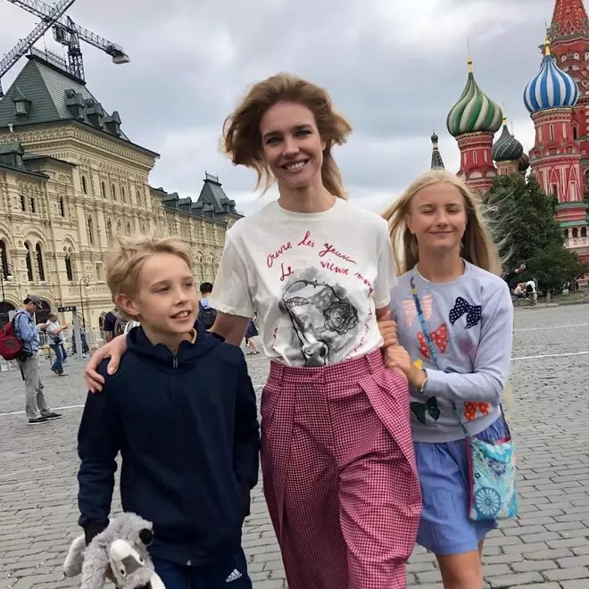 Natalia Vodyanova dengan anak-anak