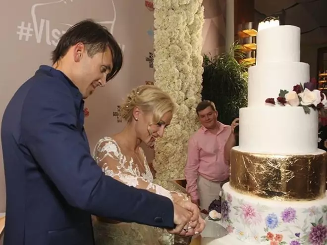 Tatyana Volosozhar u Maxim Trankov ċċelebraw l-anniversarju tieġ