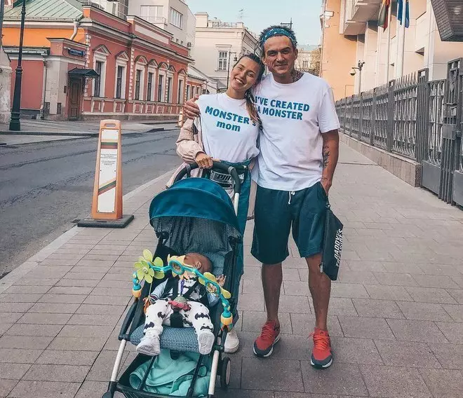 Vlad Thalov och Regina Todorenko på en promenad med sin son