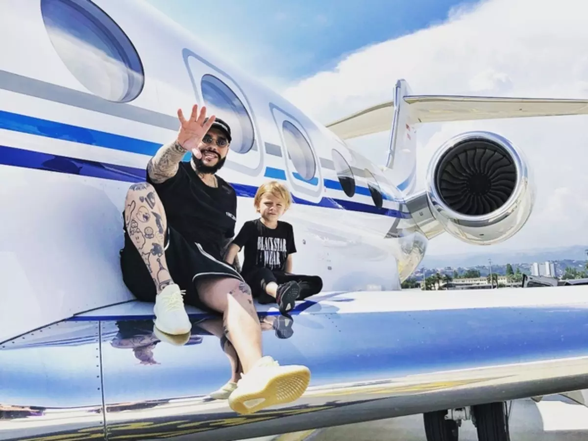 Timati het haar dogter aan die vlieënier gesit