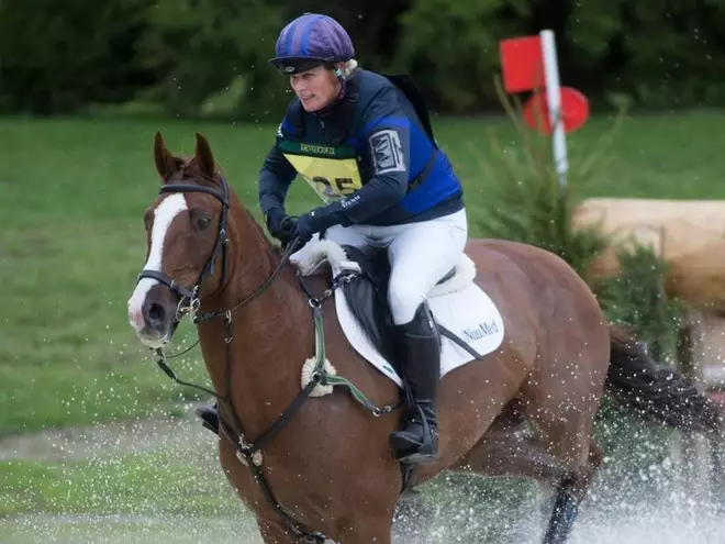 Dychwelodd Zara Phillips i gystadlaethau oherwydd merch newydd-anedig