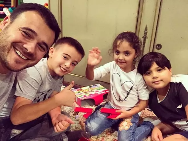 Emin agalarov dengan anak-anak