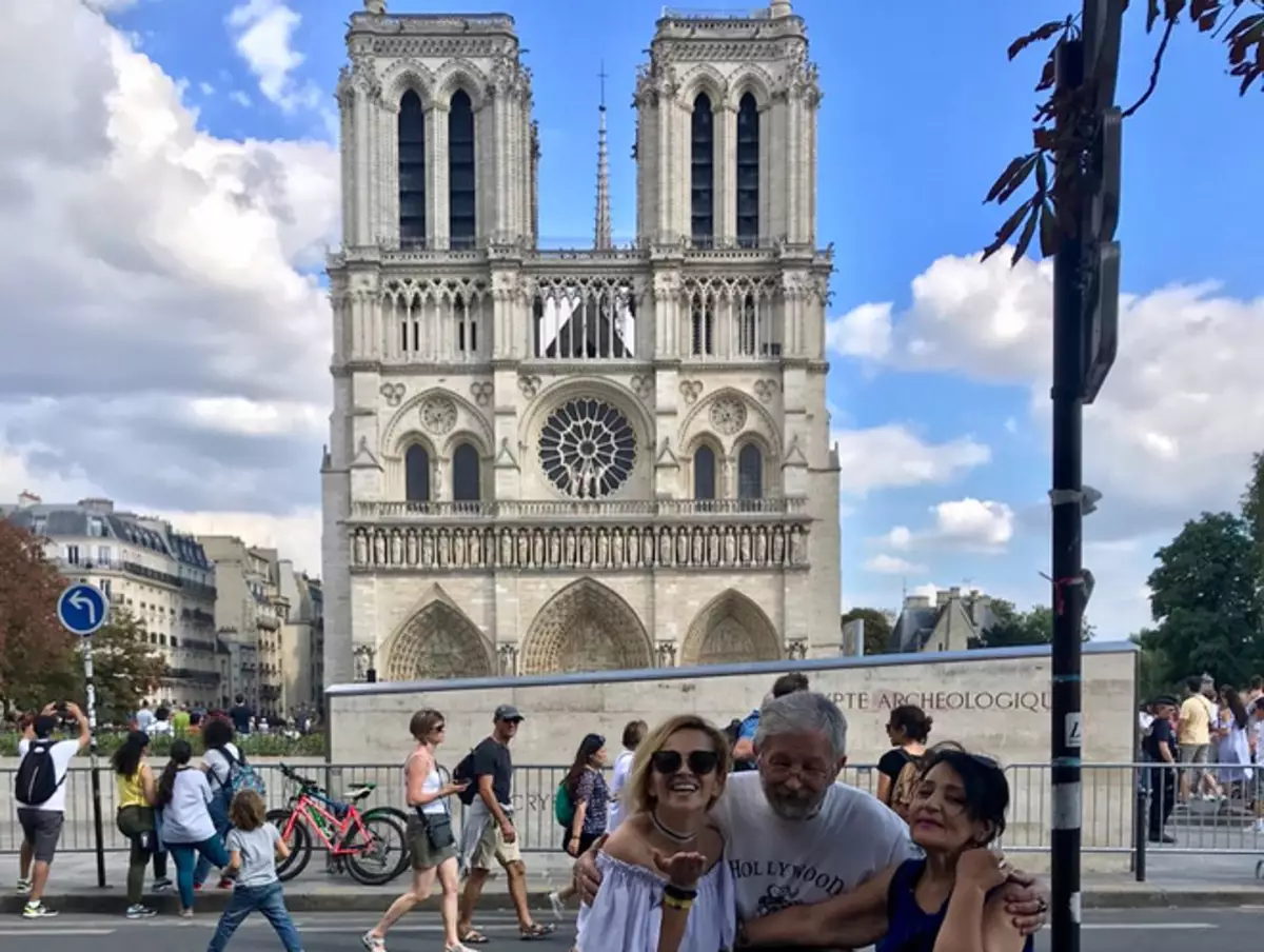 Si Theon Dolnikova nagpahigayon usa ka bakasyon sa iyang pamilya sa Paris 39837_3