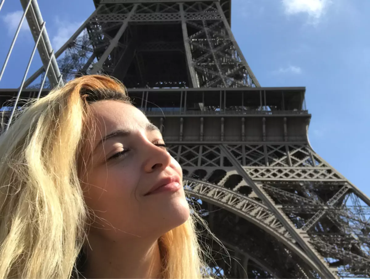 Si Theon Dolnikova nagpahigayon usa ka bakasyon sa iyang pamilya sa Paris 39837_9