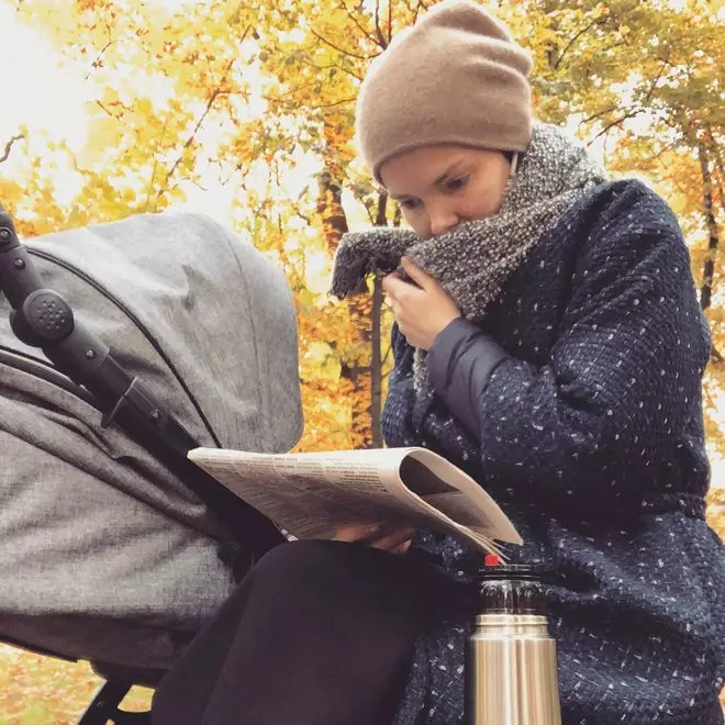 Karina Razumovskaya는 2 개월 된 아들과 함께 산책을 보여주었습니다. 402642_5
