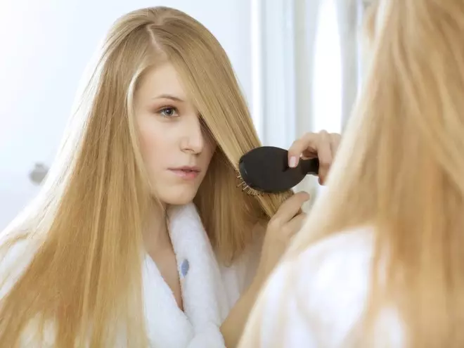 Keratin Gruaige Straightening: Buntáiste agus Subtleties