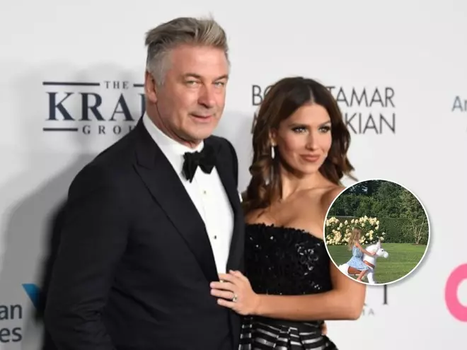 Alec Baldwin presentó a su hija por un pony de cumpleaños.