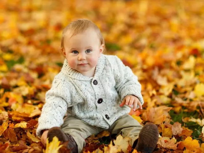 Comment porter un enfant pour une promenade: principes de base de la sélection des vêtements en fonction de l'âge et des conditions météorologiques