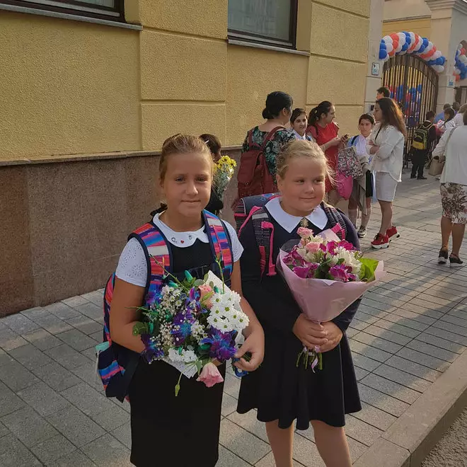 Merhaba, Okul: Yıldız ebeveynlerinden hangisi çocukları birinci sınıfa götürdü. 41726_63