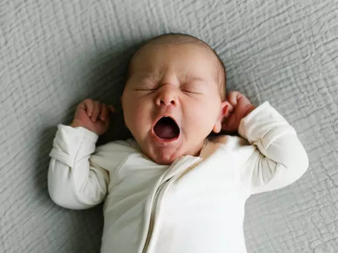 Baby Yawned: 25 Picha ndogo ndogo 41748_1