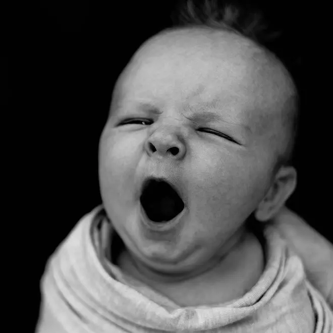 Baby Yawned: 25 မယုံနိုင်လောက်အောင်လက်အောက်ခံဓာတ်ပုံများ 41748_12