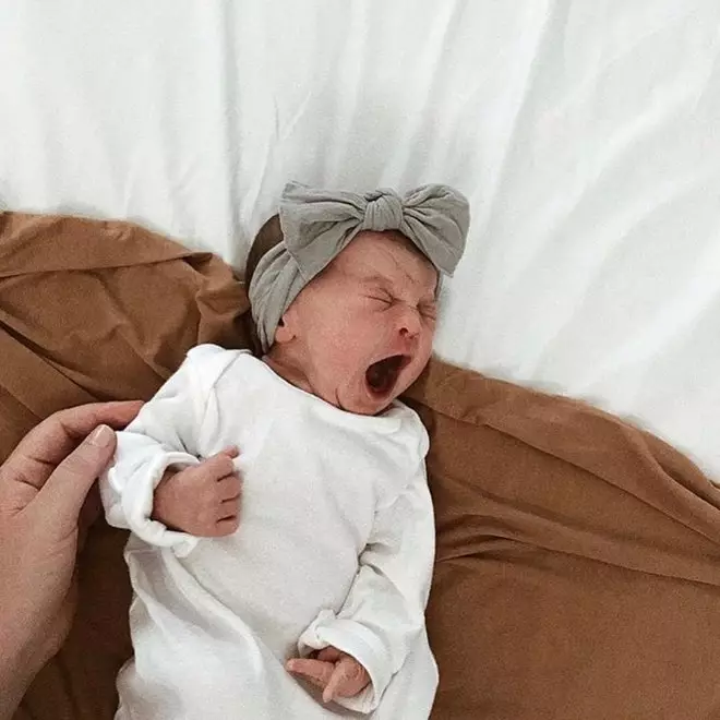 Baby Yawned: 25 မယုံနိုင်လောက်အောင်လက်အောက်ခံဓာတ်ပုံများ 41748_2