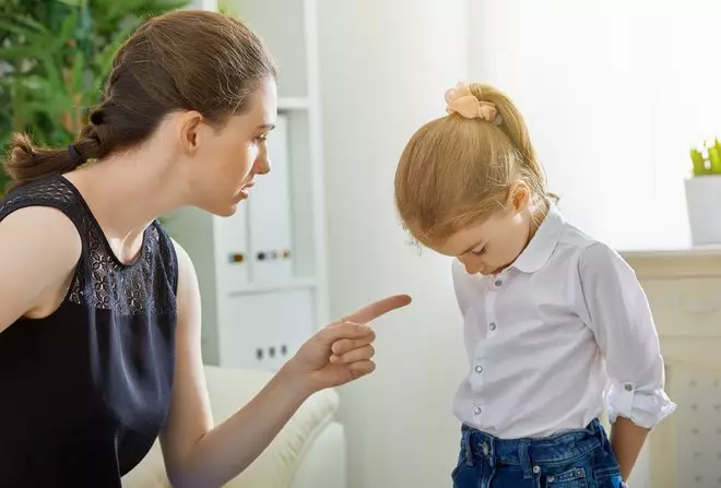 Psychologist led an example how to teach a child on his mistakes 418561_1