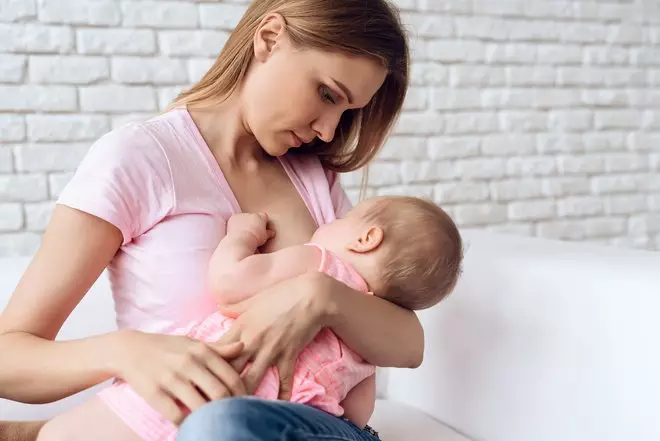 Como una corta brida del niño pequeño, el bebé afecta la lactancia materna. 419262_3