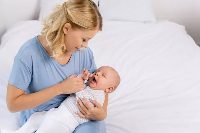 Como una corta brida del niño pequeño, el bebé afecta la lactancia materna. 419262_4