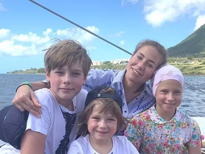 Julia Baranovskaya met kinderen