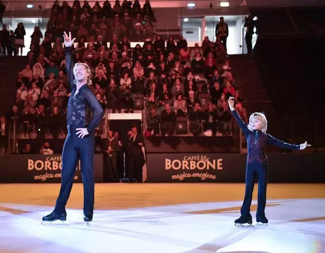 Ang Evgeny Plushenko nakigbahin sa archive video kauban ang anak 422438_2