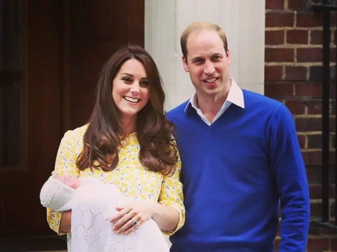 Prinssi Charles myy huivin Princess Charlotte