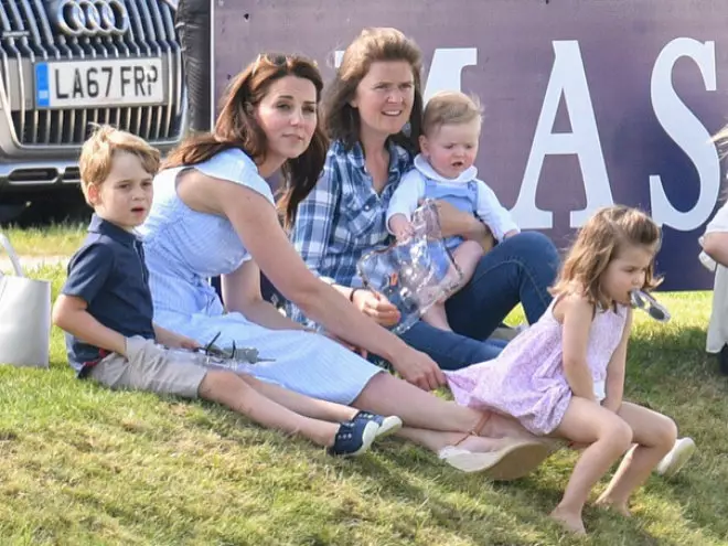 Keni harruar: Kate Middleton bëri një pengesë kur zgjedhni këpucët e shkollës 43226_4