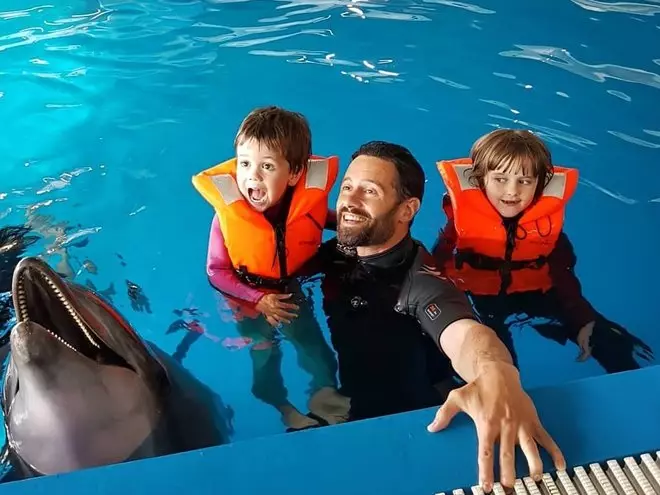 Anton Makarsky flotó con delfines con niños.