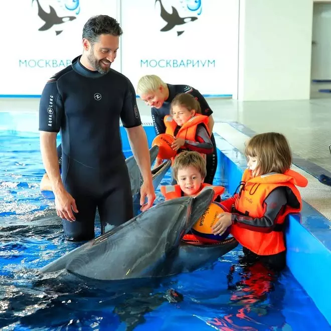 Anton Makarsky ເລື່ອນກັບ dolphins ກັບເດັກນ້ອຍ 43696_2