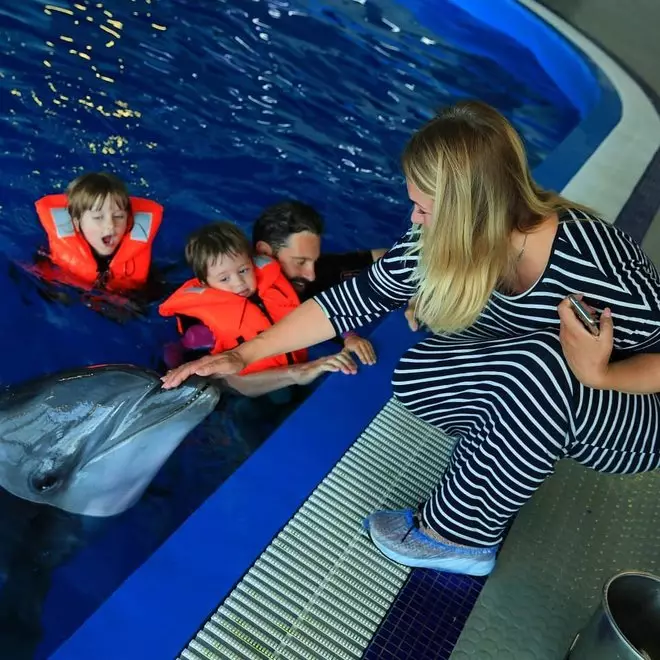 Anton Makarsky je lebdio s delfinima sa djecom 43696_4
