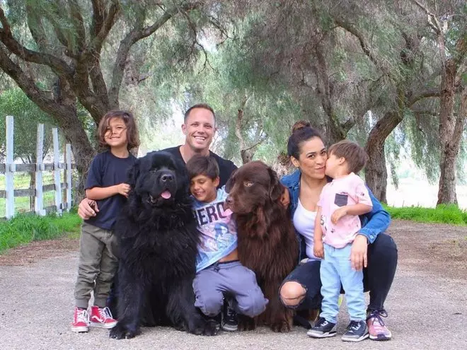 Grote familie reist in het huis op wielen