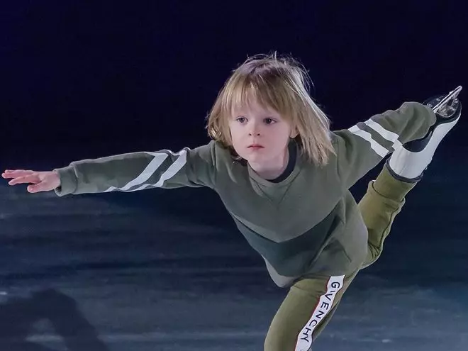 Son Yevgeny Plushenko သည်အံ့သြဖွယ်လမ်းပိုင်းကိုပြသခဲ့သည်