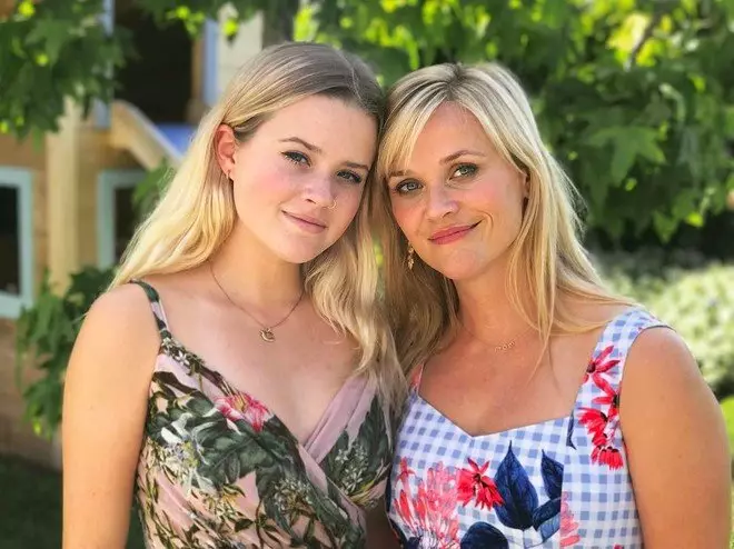 Bekas suami Reese Witherspoon menerbitkan foto dengan anak-anak 44183_10