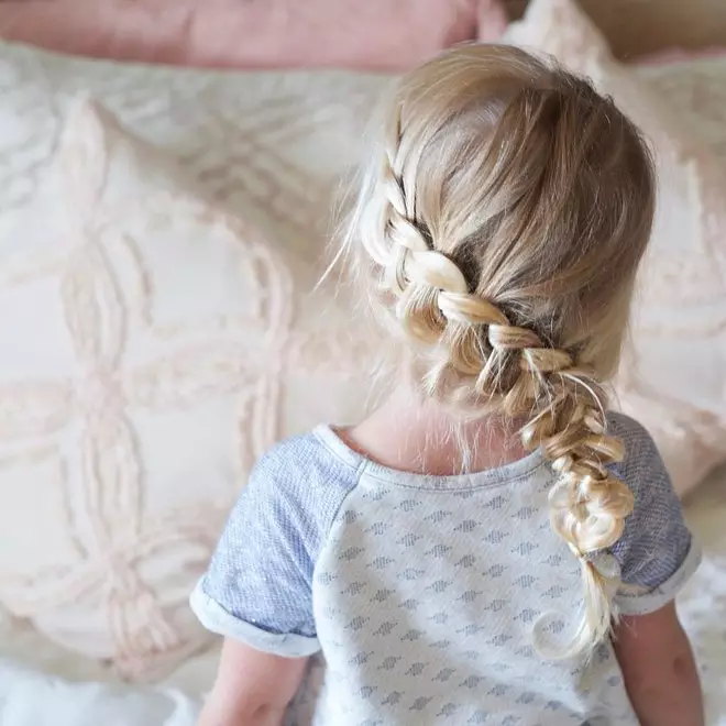 არაჩვეულებრივი pigtails: Mom ხდის ფოტოებს ქალიშვილები 44339_13