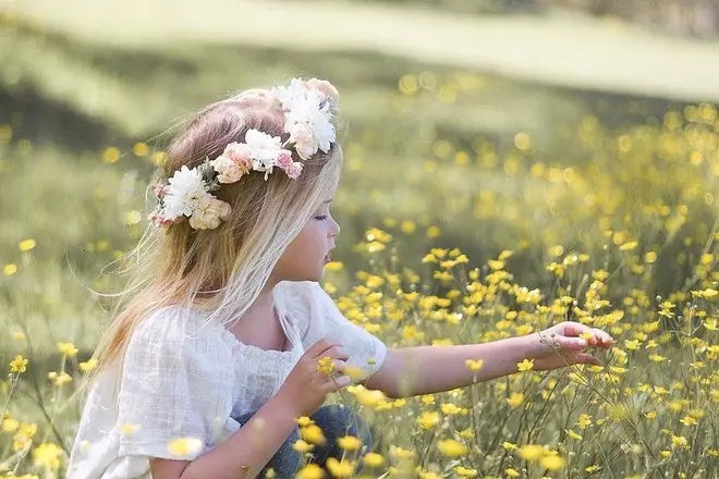 არაჩვეულებრივი pigtails: Mom ხდის ფოტოებს ქალიშვილები 44339_16