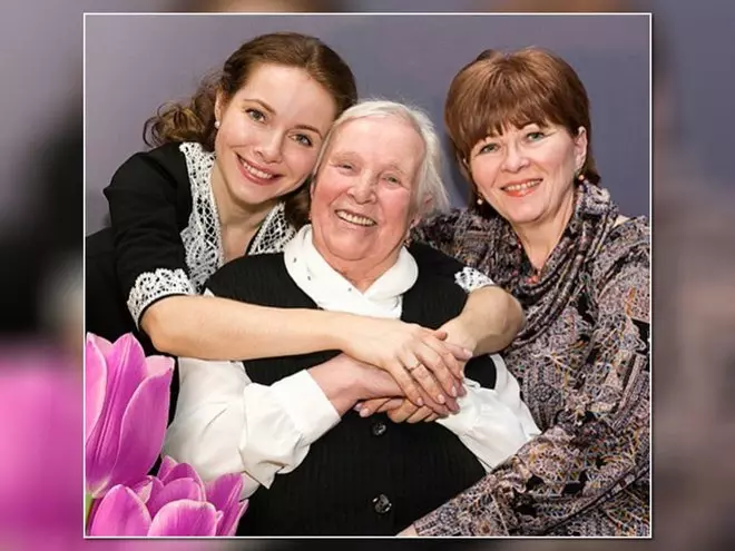 Ekaterina Guseva는 엄마와 할머니와 함께 사진을 공유했습니다 444476_2