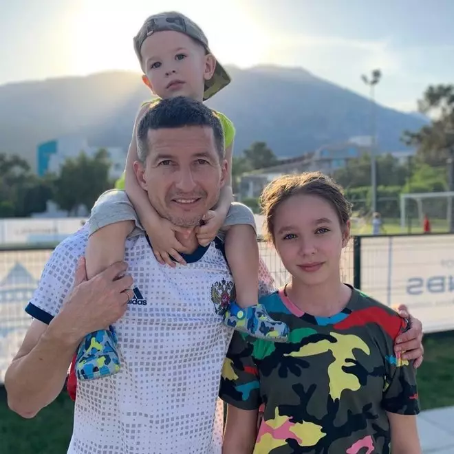 Evgeny Aldonin dengan anak-anak