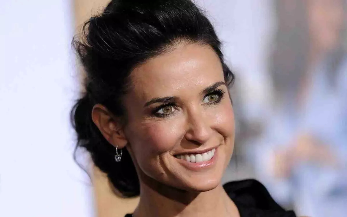 Tələbli şəkillər Demi Moore