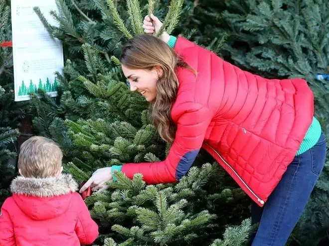 Ibu Kate Middleton menunjukkan pokok tahun baru mereka 455844_1