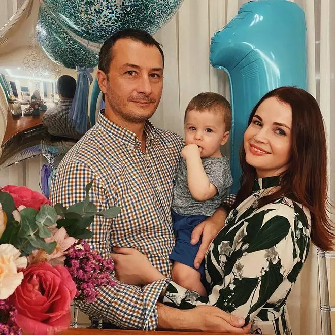 Ekaterina Vulichenko megosztott egy új portrét egy házastárssal és egy éves fiával 468534_4