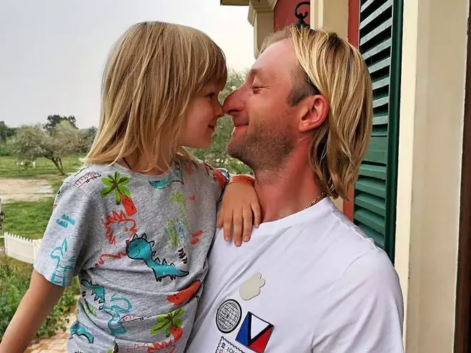 Evgeny PLUSHENKO et son fils ont fait un saut en parallèle