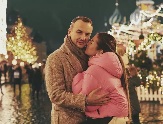 Ниусхијева певачица показала је оквире новогодишње фотографије са супругом и ћерком 479698_1