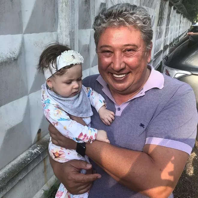 El cónyuge Pavel Bura mostró por primera vez pasos con una hija menor del hospital. 481309_4