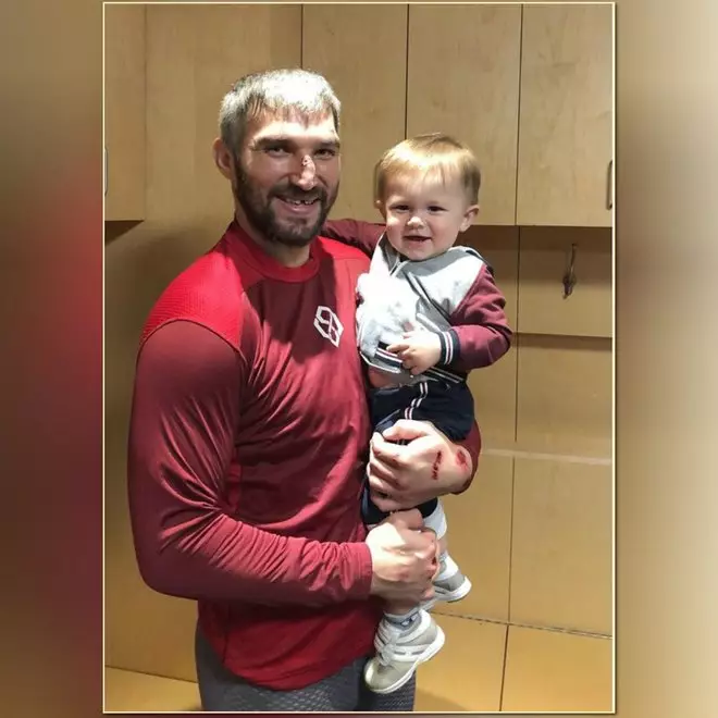 Ang asawa ni Alexander Ovechkin ay nagpakita ng video sa taong may edad na taong gulang na anak na lalaki 481629_5