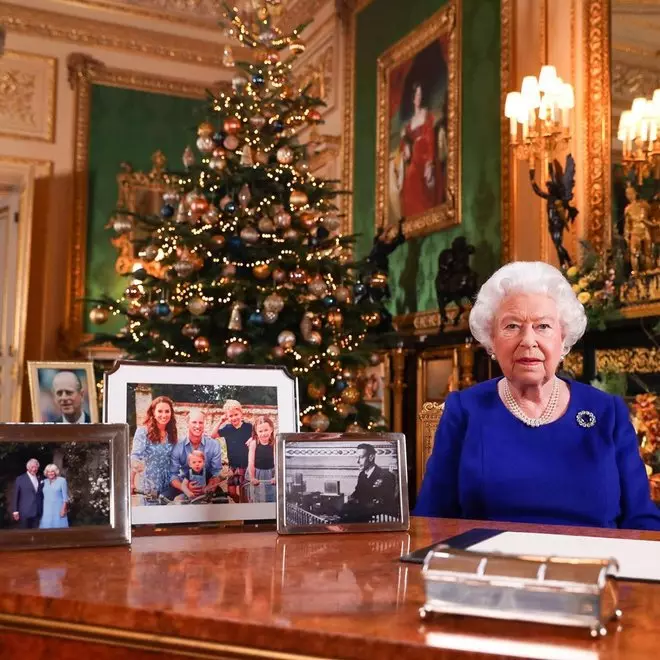 Elizabeth II e 3 herdeiro do trono no retrato de Ano Novo da Real Familia 2020 484717_1