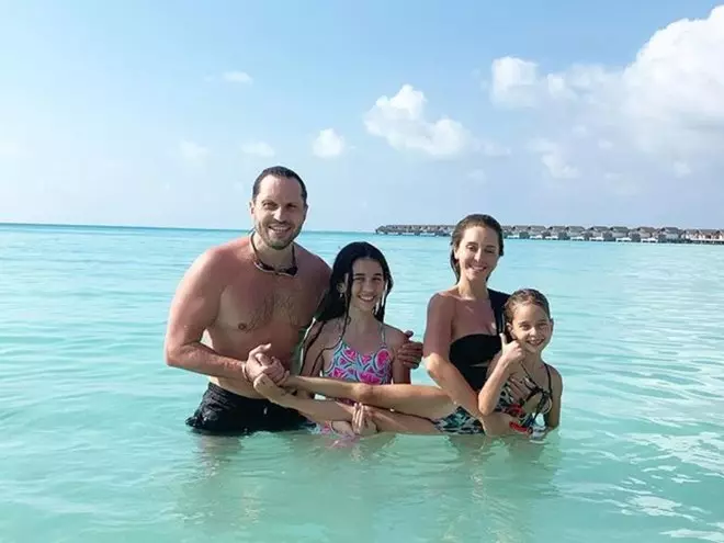 Alexander Revva sareng pamajikan sareng putri di Maldives