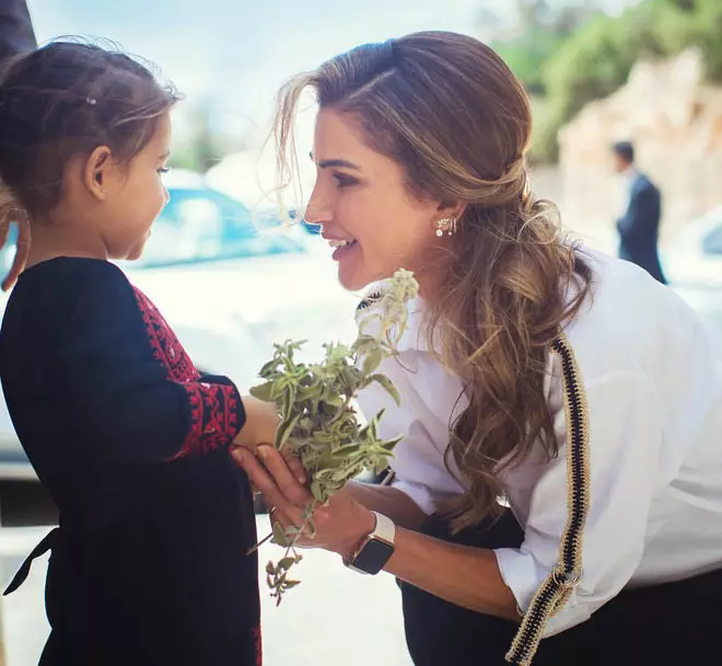 Rojbûna te pîroz be: Queen of Rania keçên xweş nîşan da 49315_13