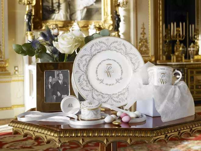 À quoi ressemble la porcelaine royale de mariage? 49395_13