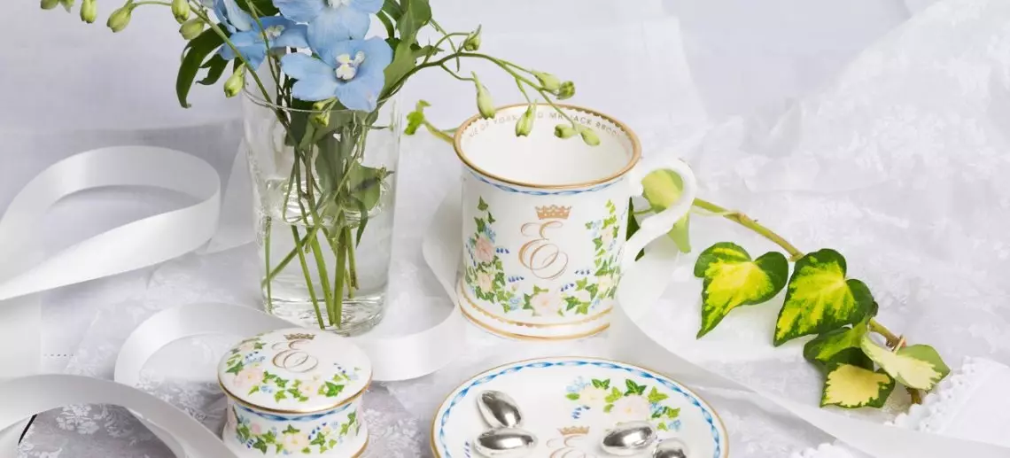 What does the wedding royal porcelain look like? 49395_3