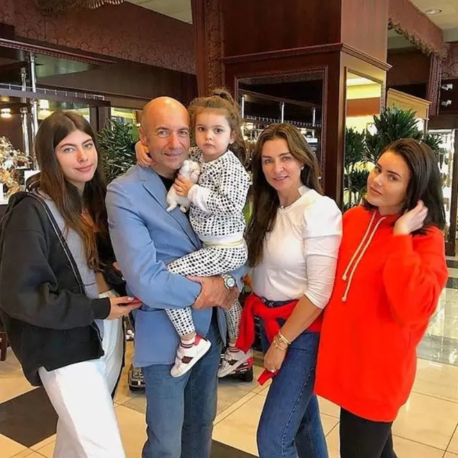Igor Cool avec sa femme, ses filles et sa petite-fille