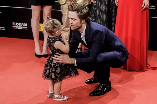 Robert Pattinson muncul di khalayak ramai dengan seorang gadis kecil 49587_1