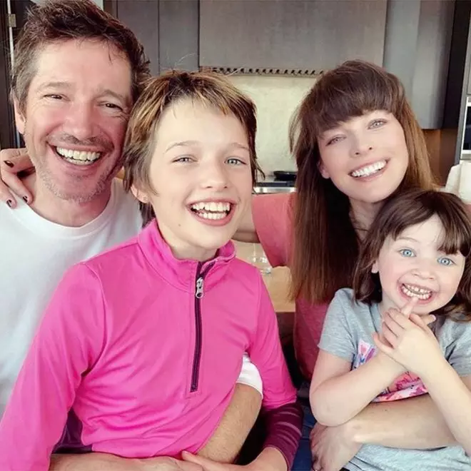 Mila Yovovich con su marido e hijas.
